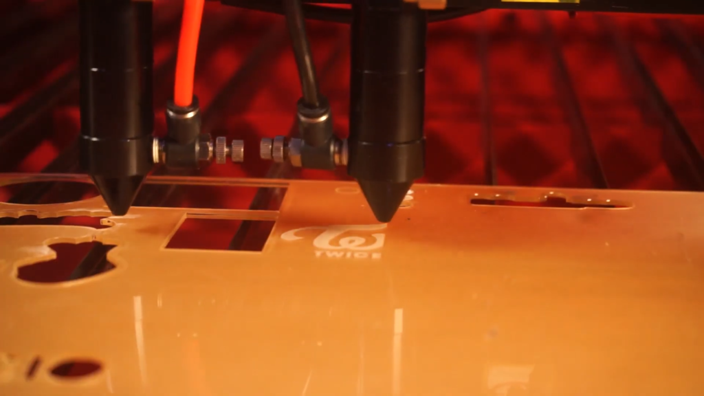 Potong & Grafir Akrilik dengan Mesin Laser Cutting - Maxipro