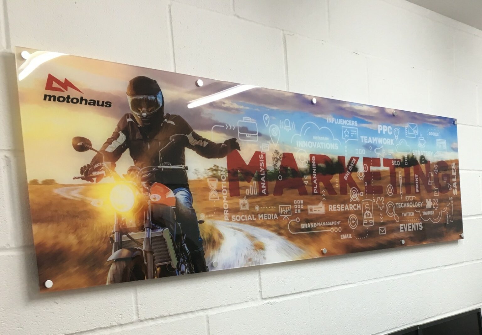 Mengenal Jenis Sticker Neon Box & Papan Nama Akrilik - Maxipro