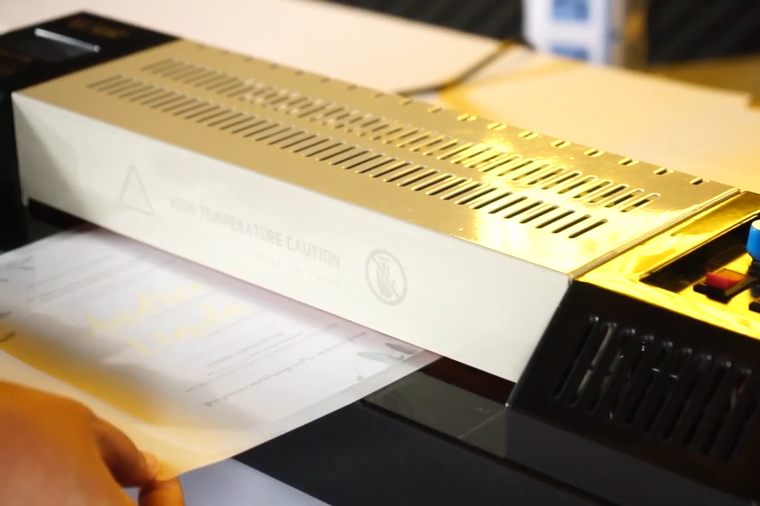 Tips & Cara Laminating Kertas: Suhu, Fungsi, Cara Melepasnya - Maxipro